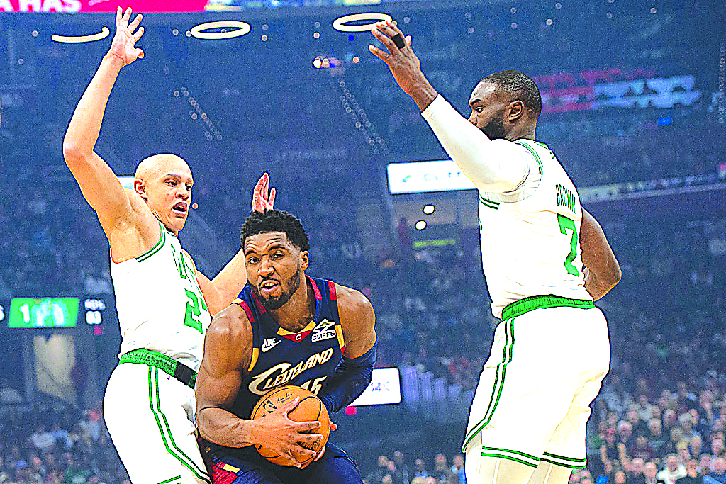 Payton Pritchard scores 42, Jaylen Brown gets triple-double as Celtics outlast Cavaliers 117-115 ...